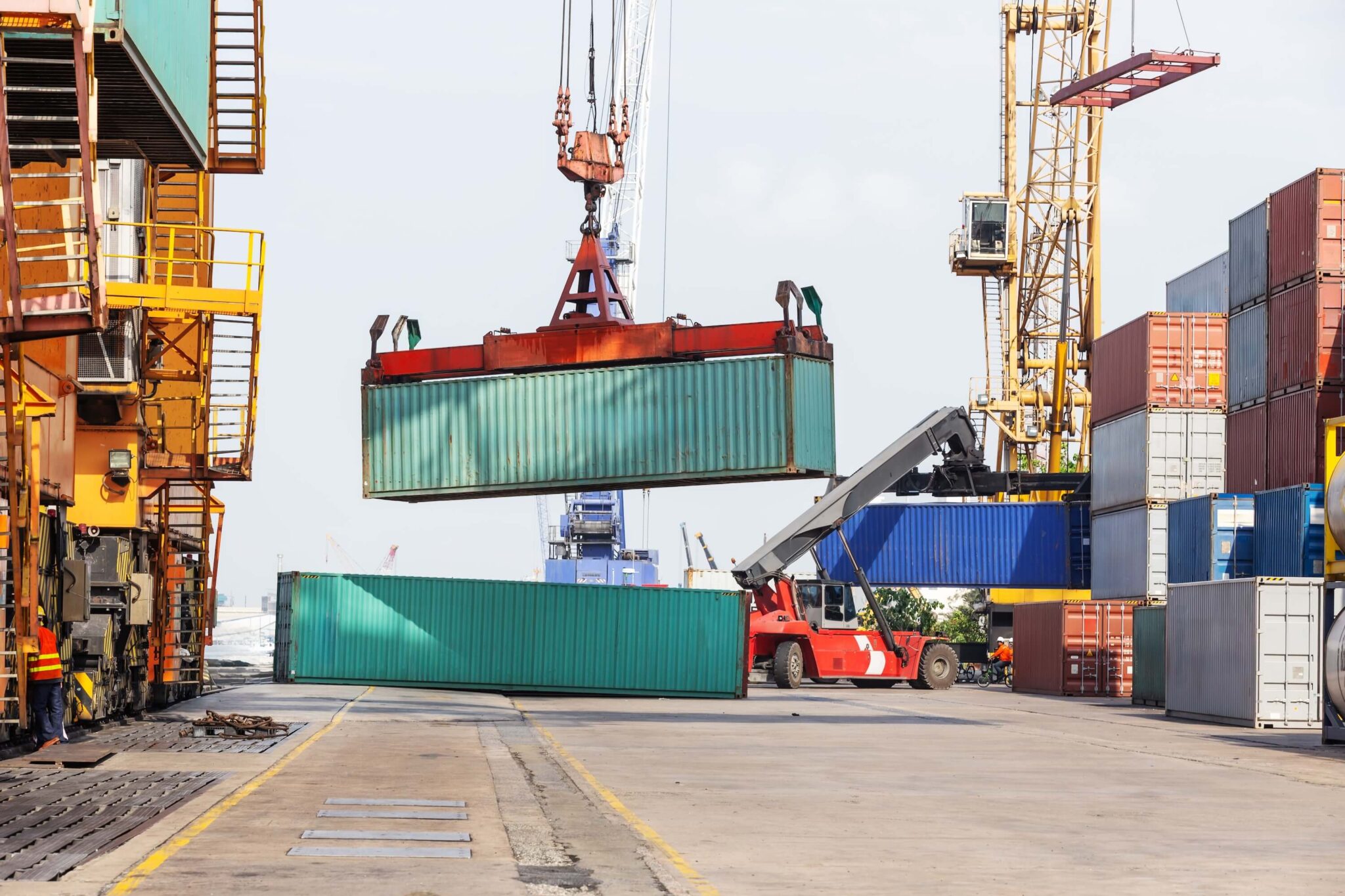 LOLO Charges Meaning: Lift-On/Lift-Off Fees Explained for Shipping