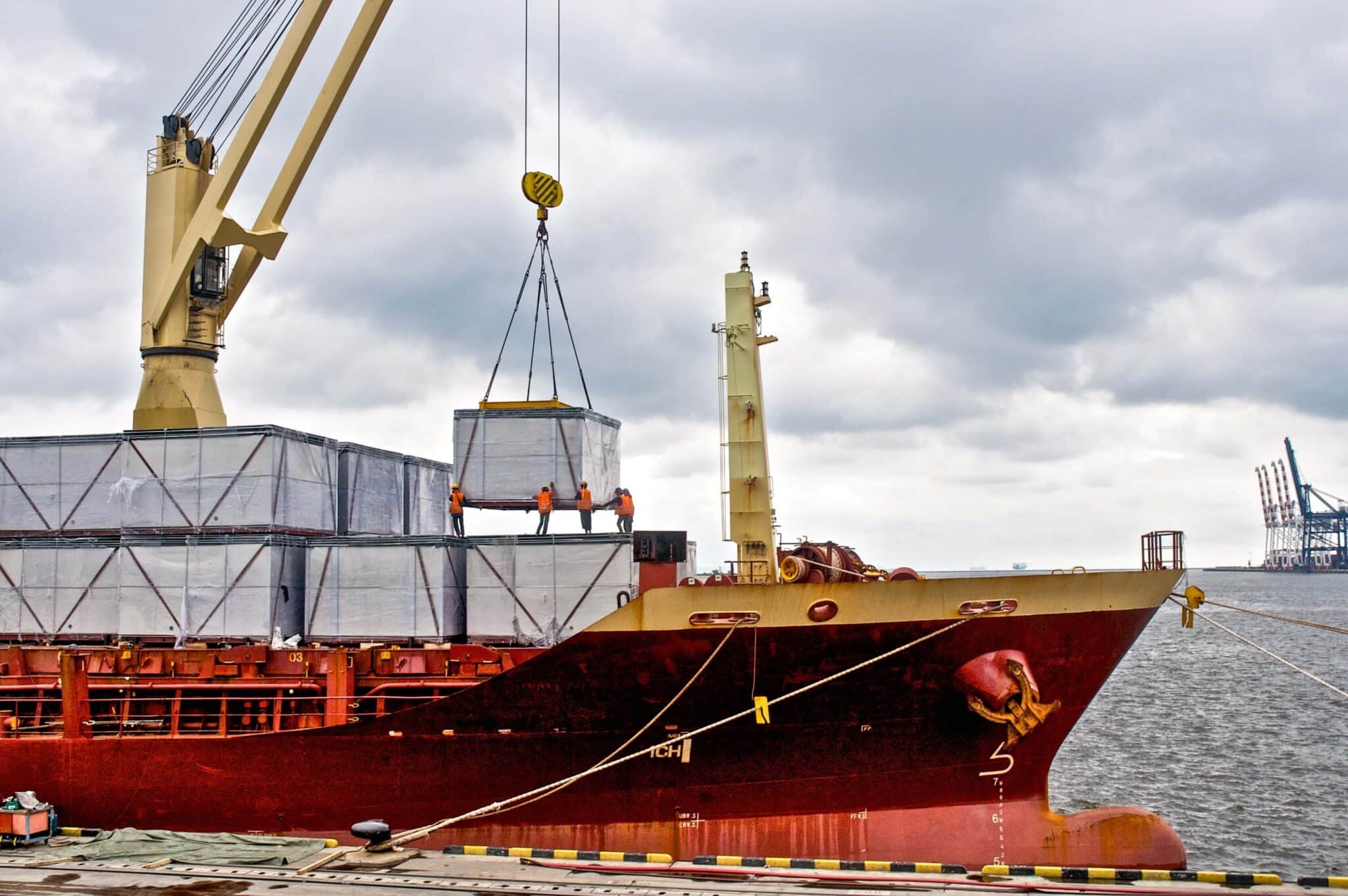 LOLO Charges Meaning: Lift-On/Lift-Off Fees Explained for Shipping