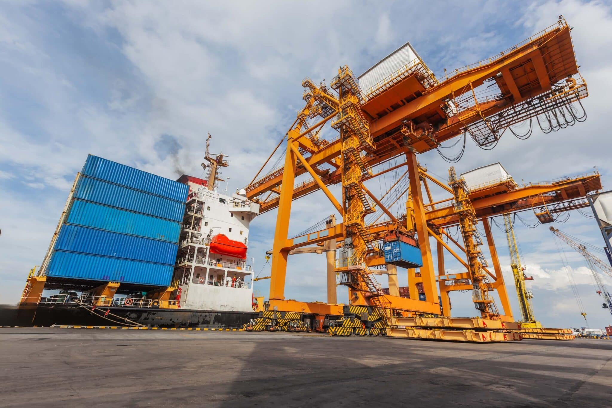 LOLO Charges Meaning: Lift-On/Lift-Off Fees Explained for Shipping